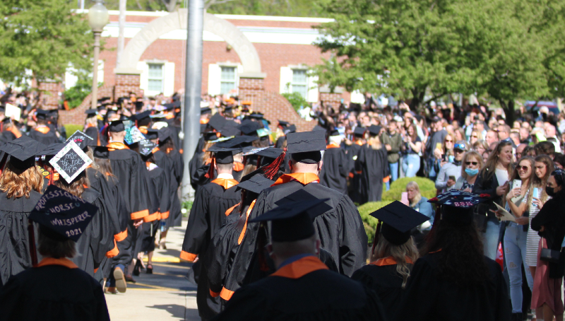 New UF Graduates Complete Arch Ceremony - Local News