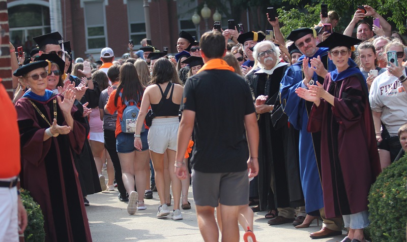 New UF Students Complete Arch Ceremony - Local News